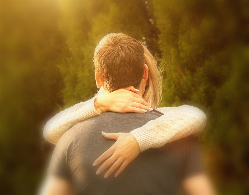 Lovearoundme - 6 Ways to Hug a Guy Romantically